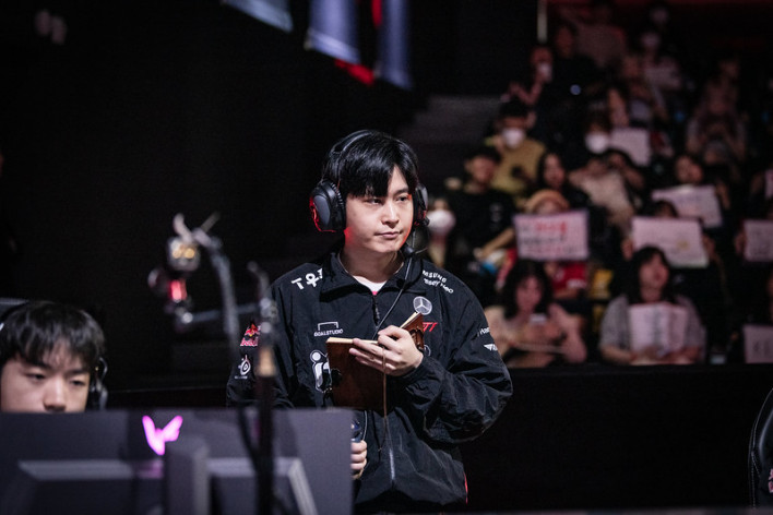 T1 interim head coach Tom: "Faker may be able to play next week before PO. I can say that he’ll ...
